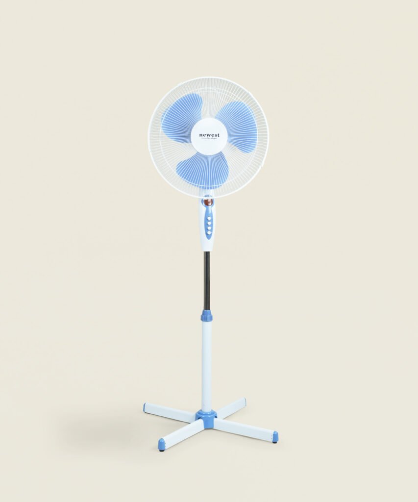 Ανεμιστήρας δαπέδου σε λευκό μπλε χρώμα – tzambaspiti.gr